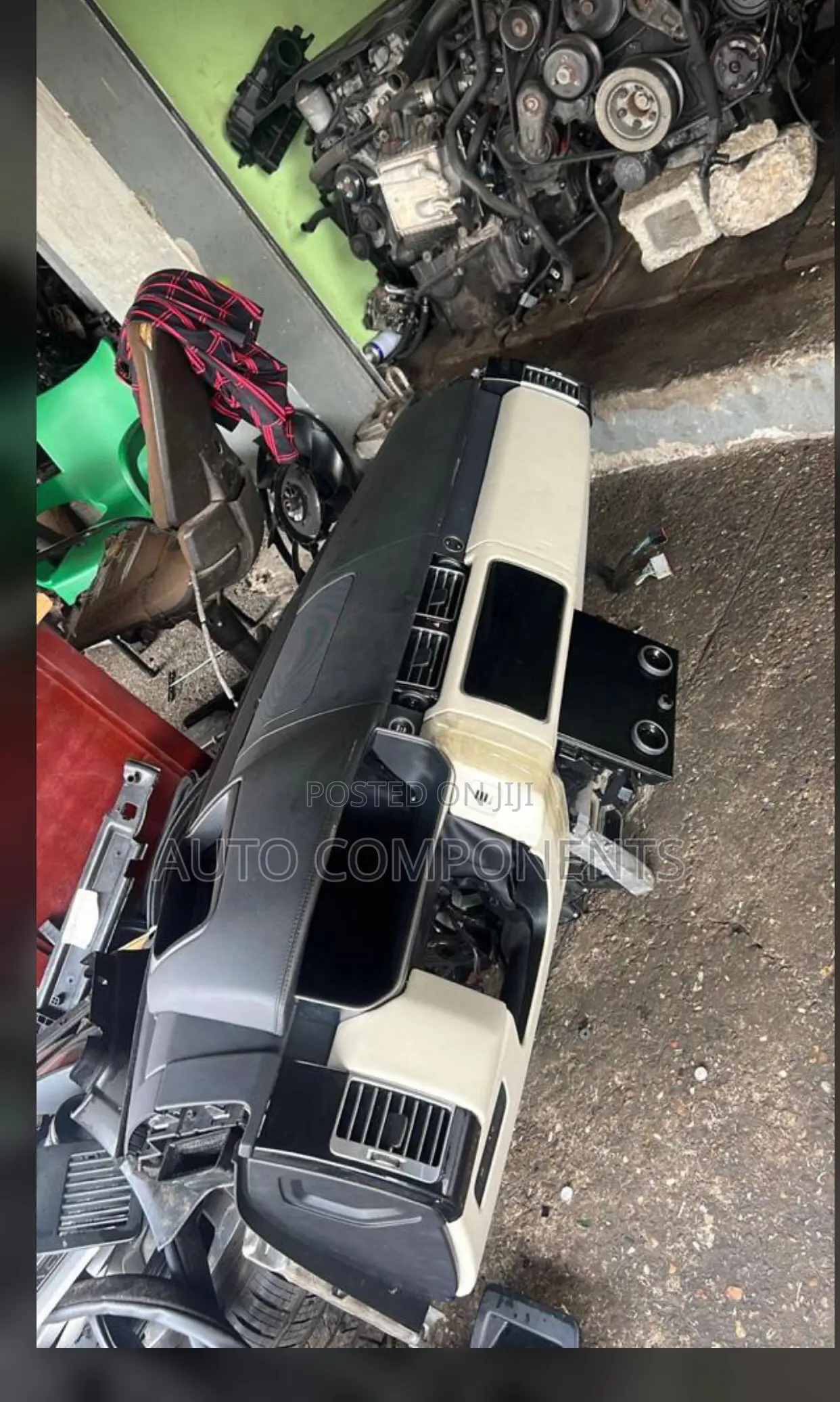 Range Rover Vogue 2018 - 2022 Dashboard in Airport Residential Area ...