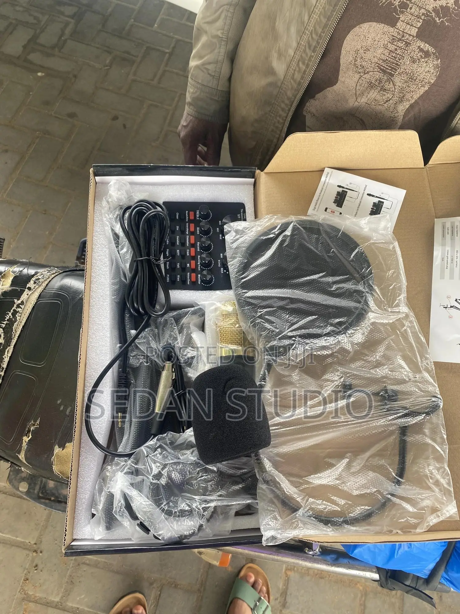 Podcast Studio Recording Set in Circle - Audio & Music Equipment, Sedan ...