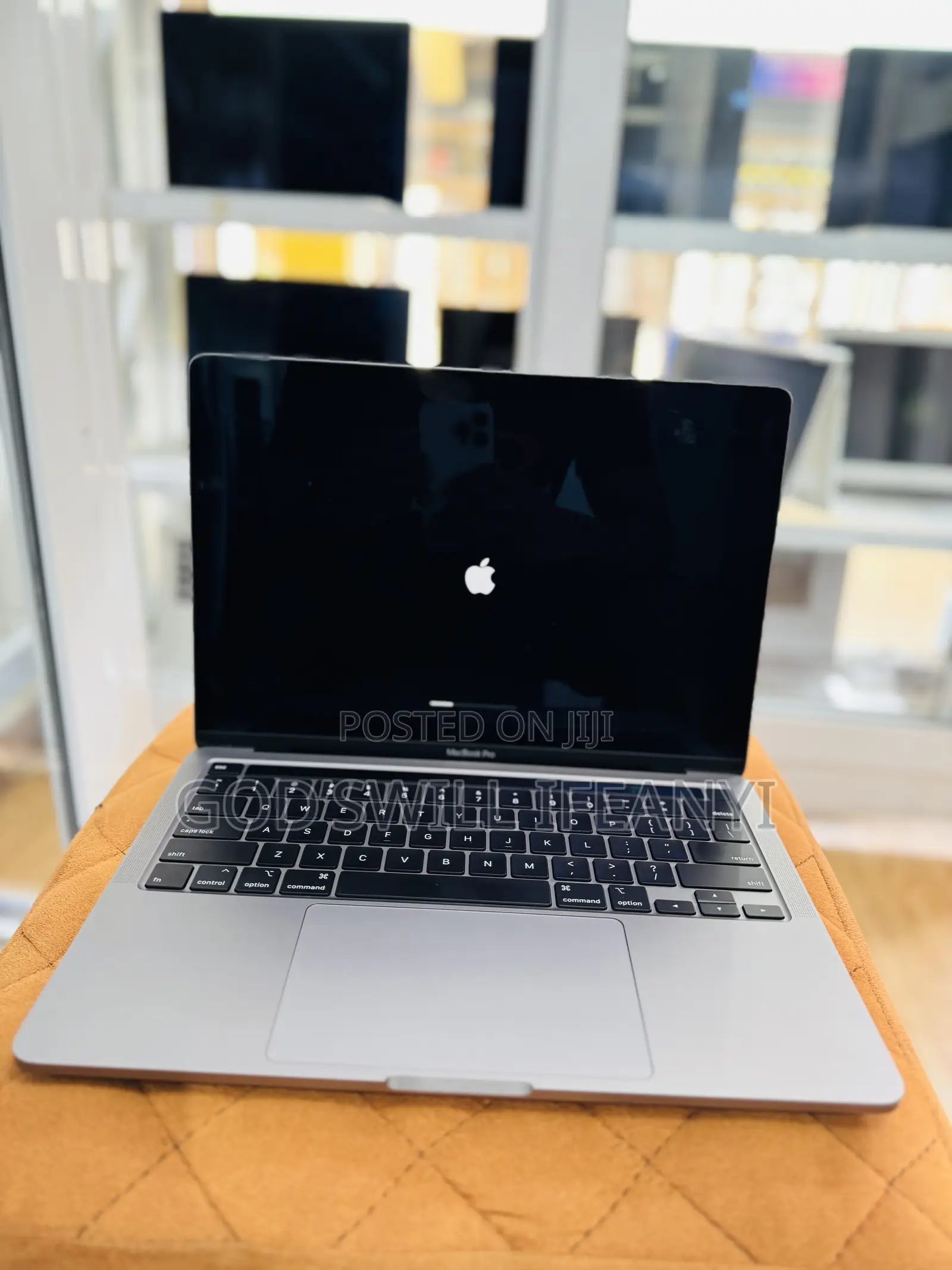 Laptop Apple MacBook Pro 2020 8GB Intel Core I5 SSD 256GB in Circle ...