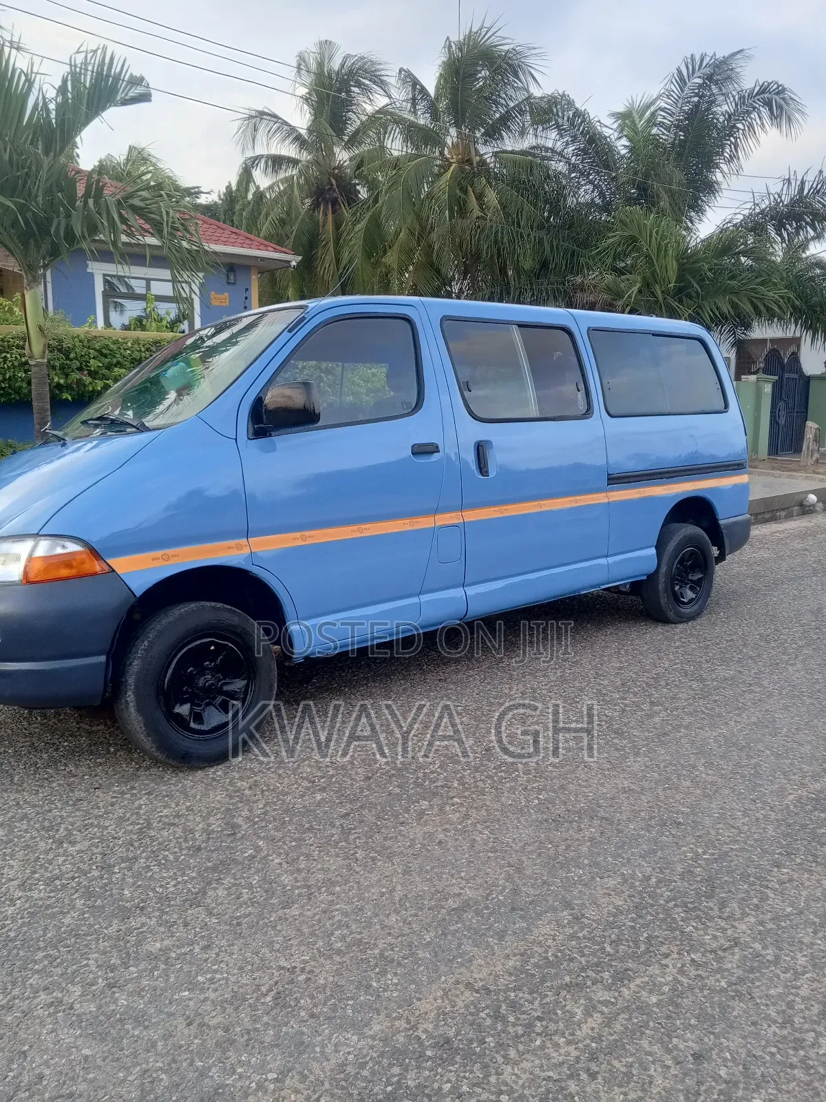 Toyota Grand HiAce 2000 Blue in Awutu Senya East Municipal - Buses ...
