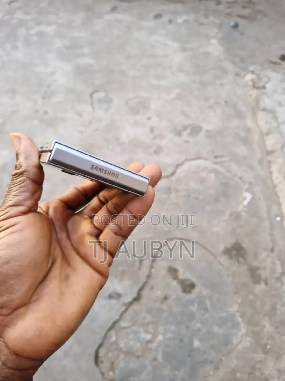 Samsung Galaxy Z Flip6 256 GB Silver in Airport Residential Area ...