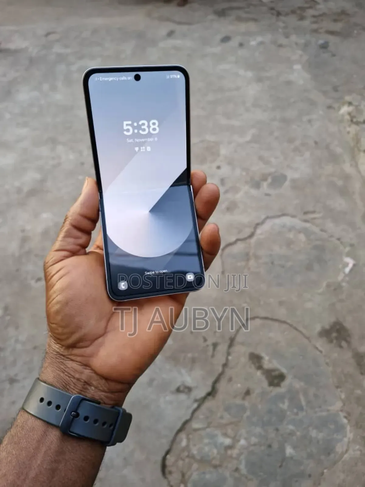 Samsung Galaxy Z Flip6 256 GB Silver in Airport Residential Area ...