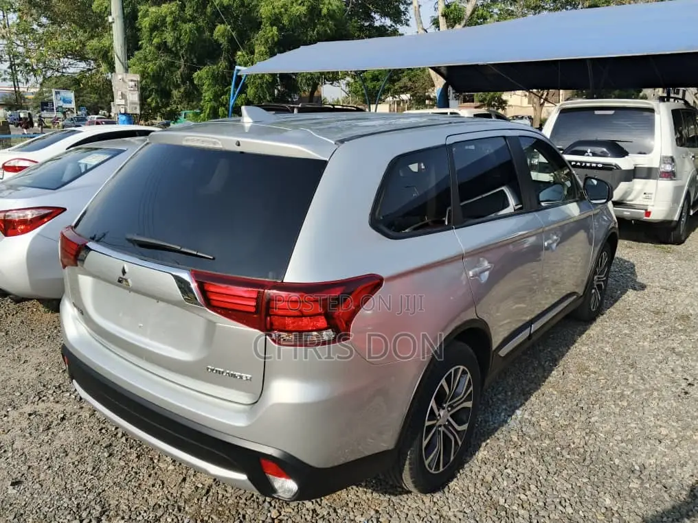 Mitsubishi Outlander 2.0 PHEV AWD 2018 Silver in Tema Metropolitan ...