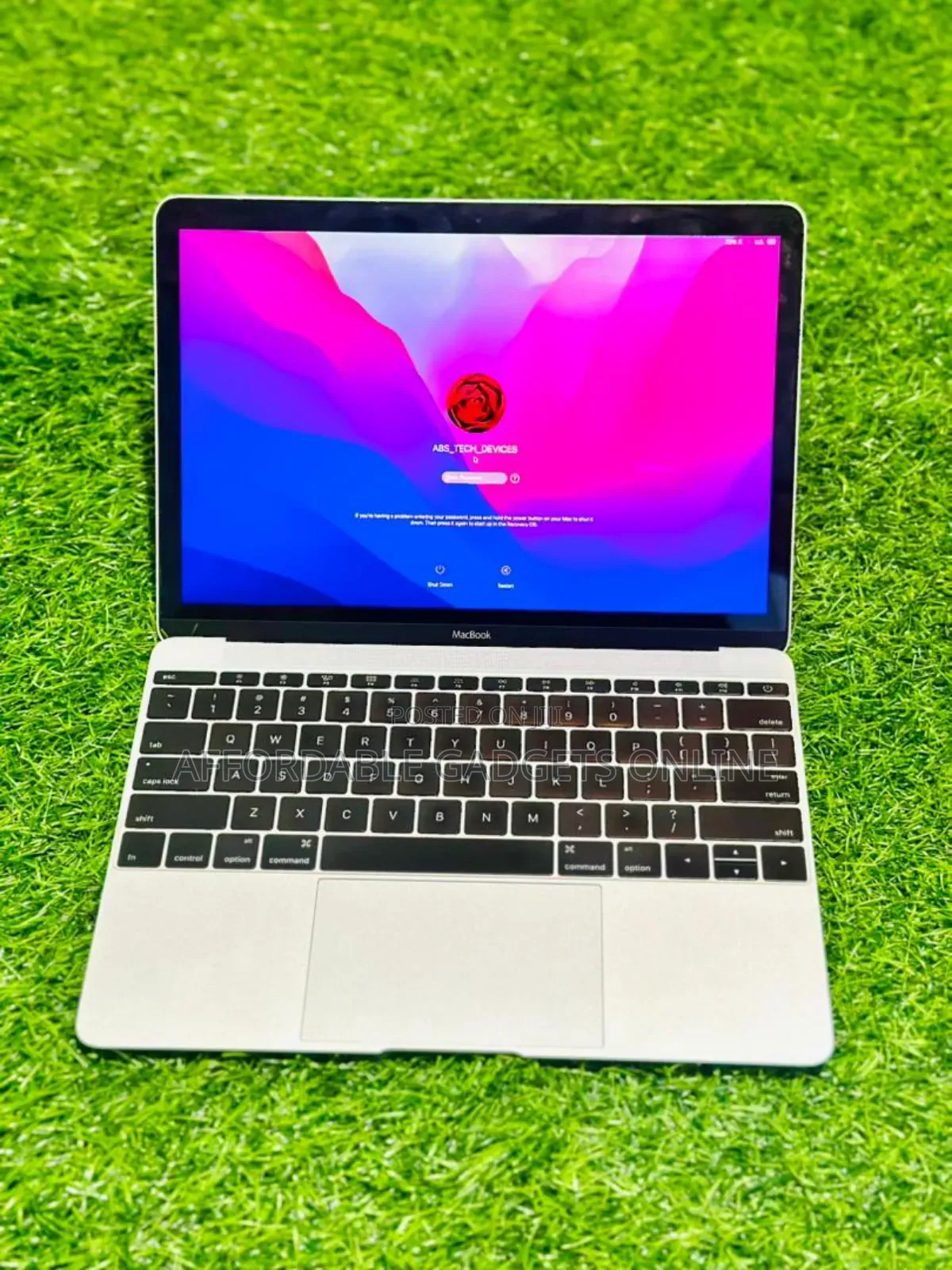 Laptop Apple MacBook 8GB Apple M3 SSD 256GB in Circle - Laptops ...