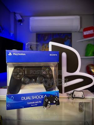 Sony Playstation 4 Dualshock 4 Controller in Circle - Video Game ...