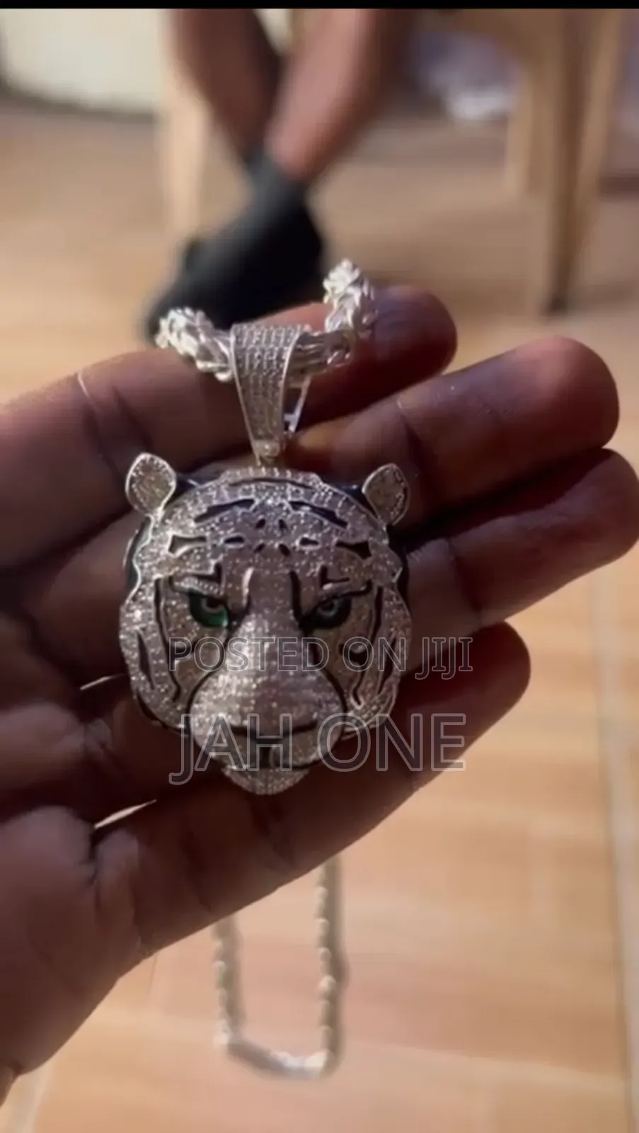 Hand Mode Silver Chain With Locket in Tema Metropolitan - Jewelry, Jah ...