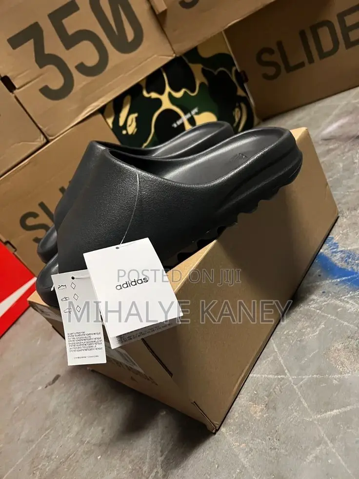 Yeezy Slides BLSCK in Accra Metropolitan - Shoes, Mihalye Kaney | Jiji ...