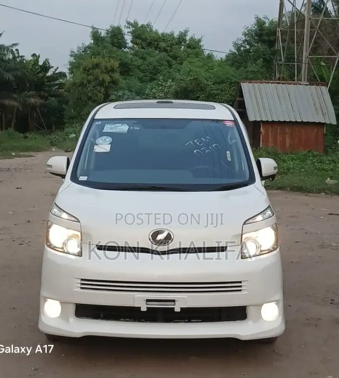 Toyota Voxy 2010 White in Accra Metropolitan - Cars, Kon Khalifa | Jiji ...