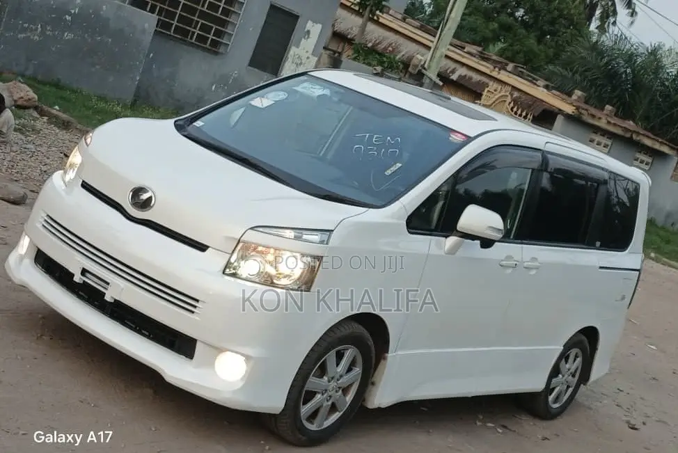 Toyota Voxy 2010 White in Accra Metropolitan - Cars, Kon Khalifa | Jiji ...